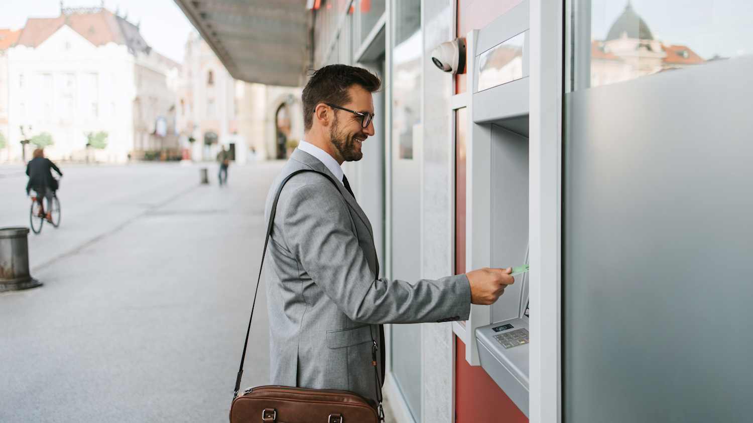 Mit Kreditkarte Geld abheben: Gebühren, Ablauf & Tipps