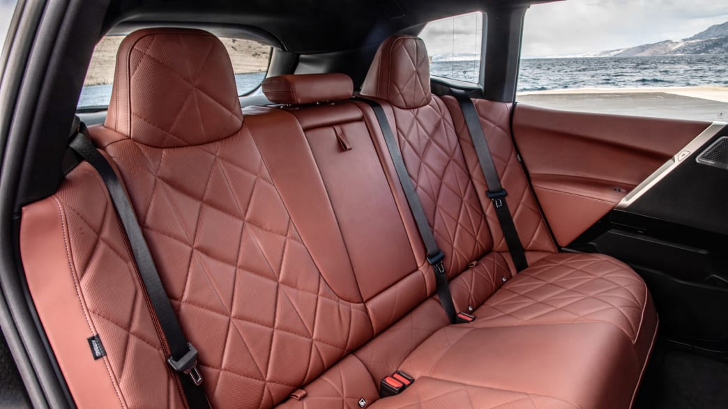 BMW iX: Das neue Luxus-Elektroauto mit 600 km Reichweite | ADAC