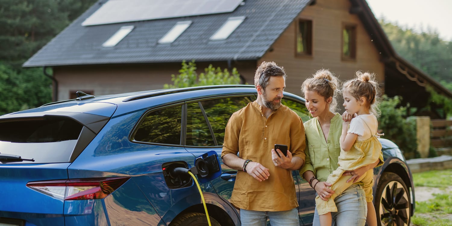 Mit Solaranlage Stromkosten senken: So sparen Familien mit E-Auto