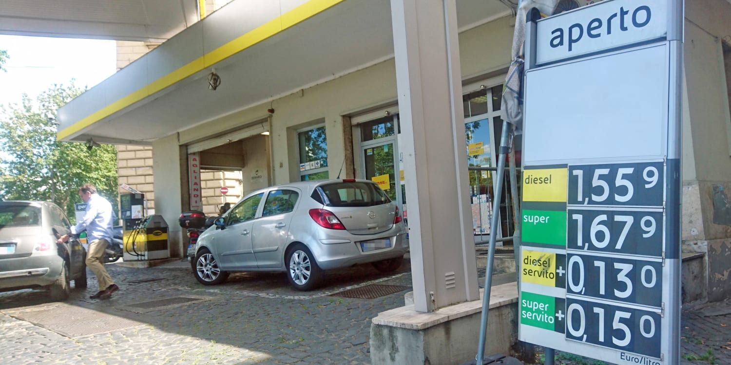 Tanken in Italien: Ohne "Servito" sparen Sie viel Geld