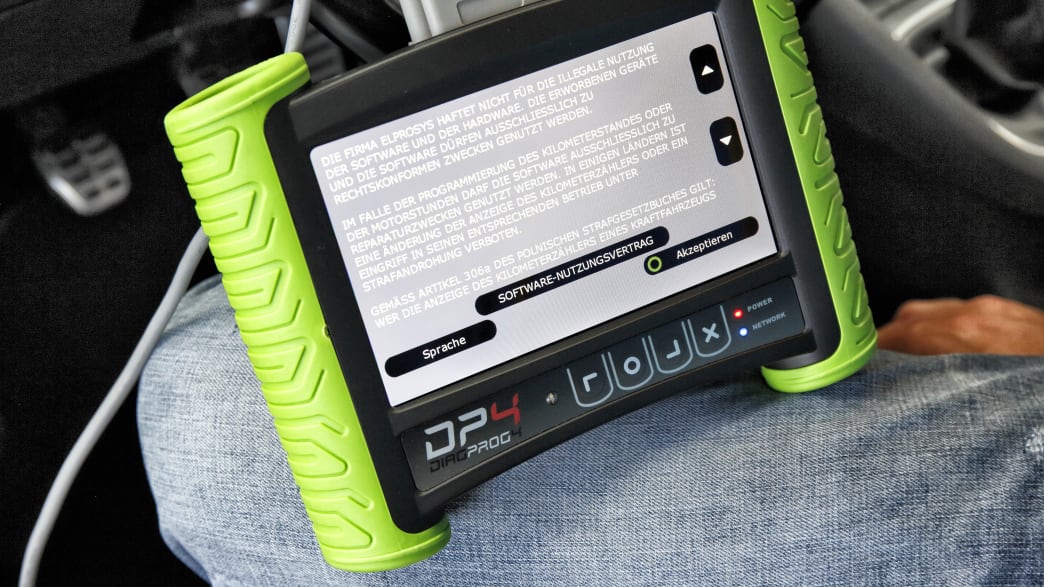 Tachomanipulation bei Gebrauchtwagen erkennen | ADAC