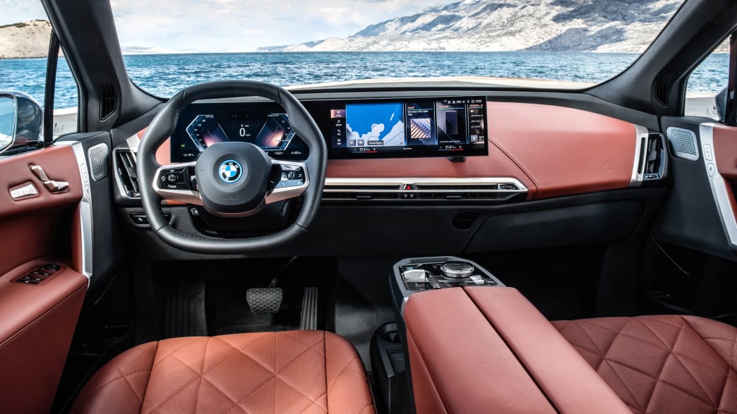 BMW iX: Das neue Luxus-Elektroauto mit 600 km Reichweite | ADAC