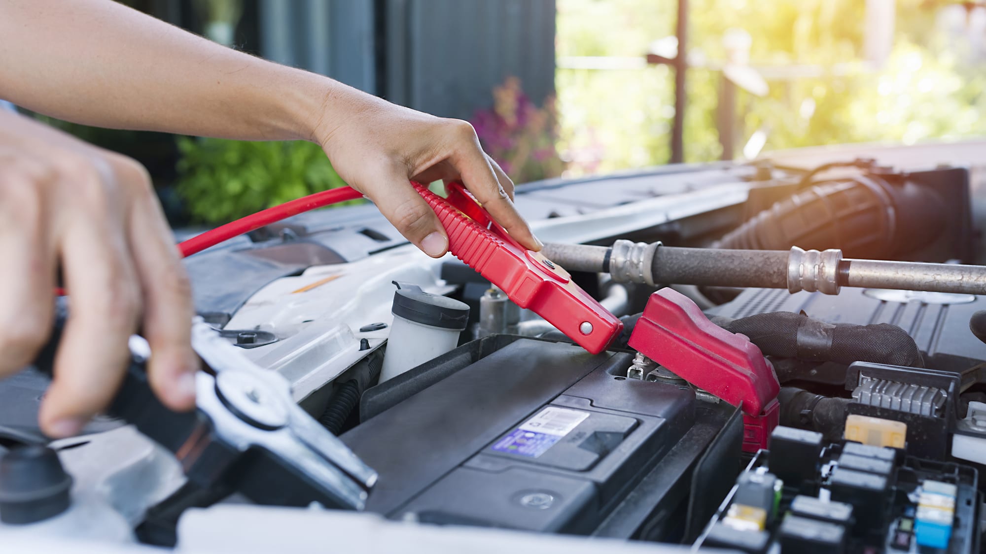 Auto überbrücken: So geben Sie richtig Starthilfe | ADAC
