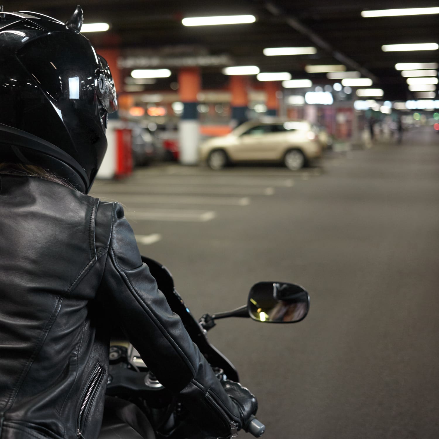 Wo darf ich mein Motorrad parken?| ADAC