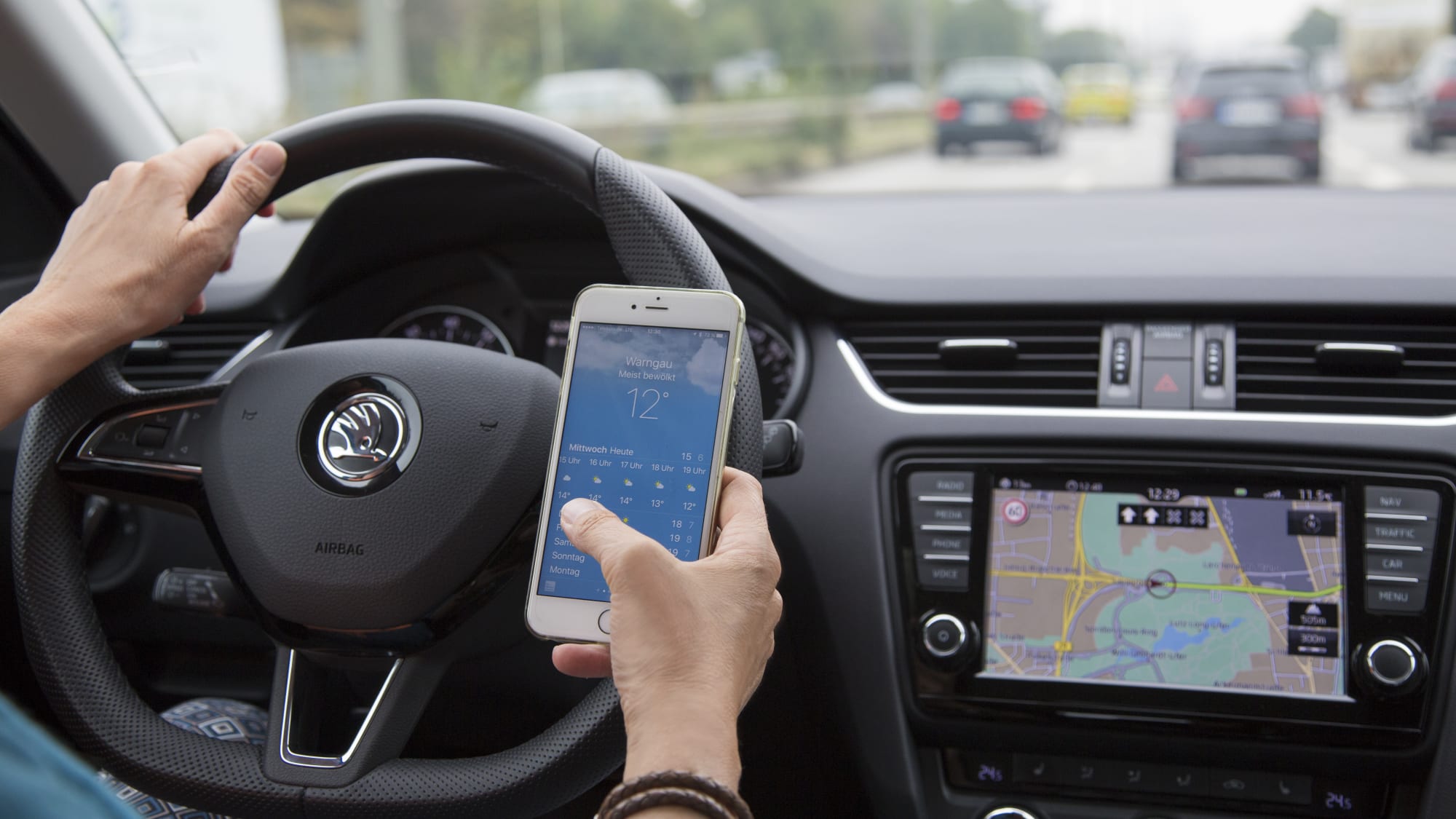 Handy am Steuer - Was ist erlaubt? Was nicht? | ADAC